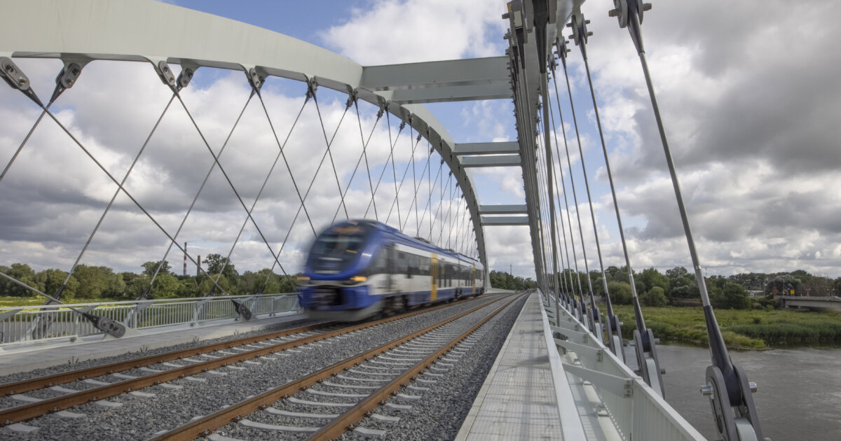 Pioneering rail bridge connecting Germany and Poland opens - News ...